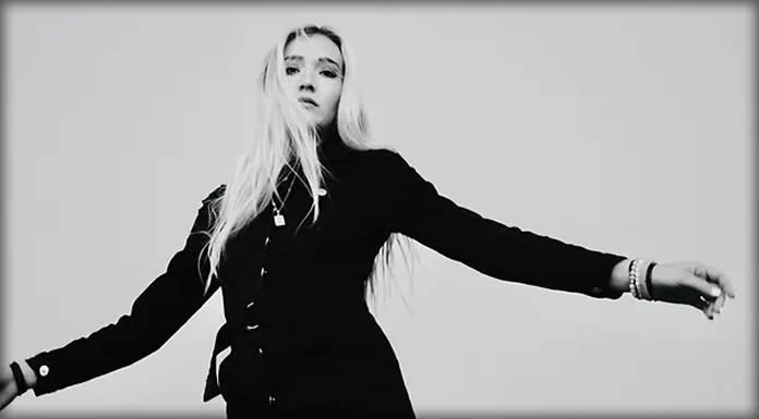 Chloé Caroline Estrena Su Nuevo Sencillo: "Saving Space" - PipiloPop.com